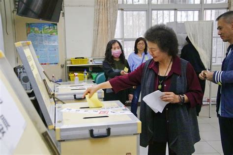 陳菊投票遭嗆淡定微笑 陳其邁籲投票完再去旅遊 臺灣導報