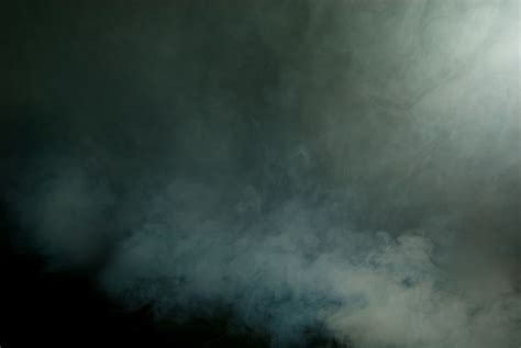 검은 색 배경에 흰색 연기 파란색과 녹색 색조의 컬러 연기 흩어진 연기의 질감 디자인에 대한 공백 콜라주 레이아웃입니다 0명에