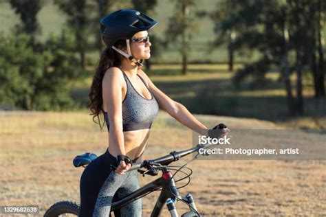 오프로드에 산악 자전거에 소녀 일몰에 자전거의 아름다운 초상화 피트니스 소녀는 현대적인 탄소 섬유 산악 자전거를 타고 18 19세에 대한 스톡 사진 및 기타 이미지 Istock