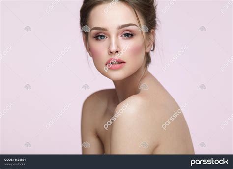 صورت زن زیبایی Closeup مدل زن جوان زیبا با پوست طبیعی تازه و آرایش صورت