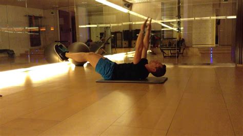 Abdominal abdomen con extensión de brazos y piernas y al realizar el