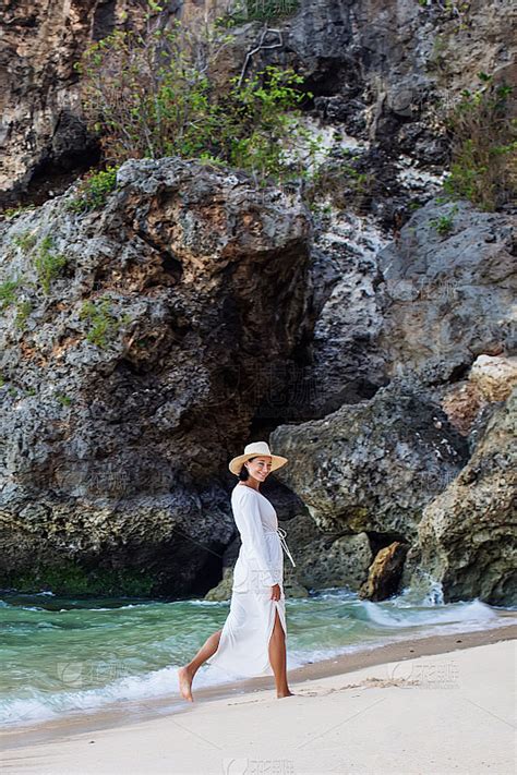日落时海边的美女
