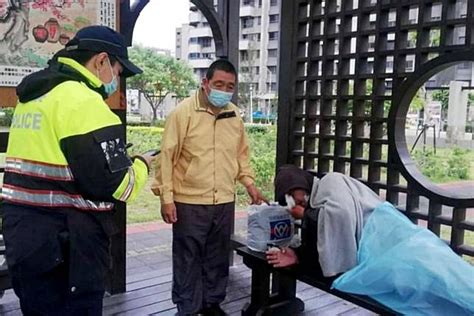 男寒夜雨衣禦寒睡涼亭 警和里長到場關心 中華日報 Line Today