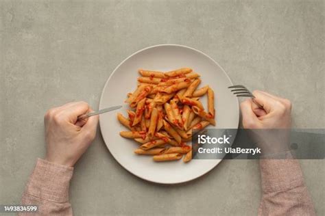 토마토와 치즈를 곁들인 파스타 한 접시 옆에 나이프와 포크를 들고 있는 남성의 손 건강한 식생활에 대한 스톡 사진 및 기타 이미지 건강한 식생활 국수 바질 Istock