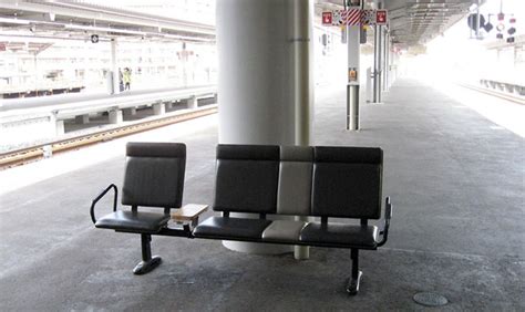 新大阪駅ホームのベンチ なぜ向きが線路と垂直なのか暮らしライフ日刊ゲンダイDIGITAL