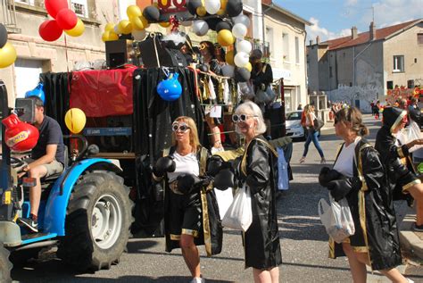 En Images Sainte Sigolène Les Chars Fleuris Ont Défile Sous Le Soleil