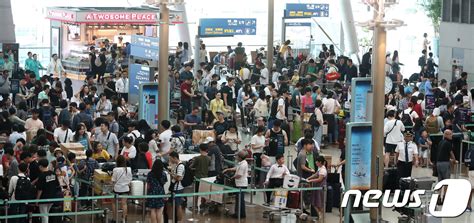 무더위 피해 여름휴가 떠나는 여행객들 뉴스1