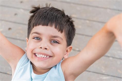 Netter Und Glücklicher Junge Lächelnd Kostenlose Foto