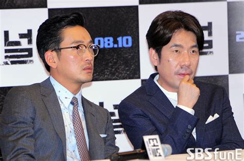 [e포토]매의 눈으로 질문을 듣는 하정우 오달수