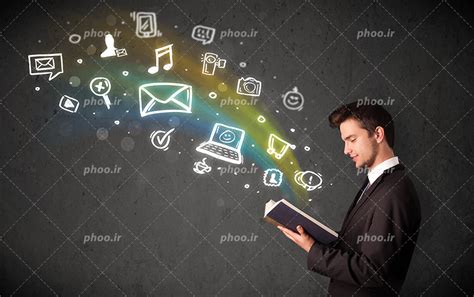 عکس با کیفیت کتاب در دست مرد با کت و شلوار مشکی و خارج شدن رنگین کمان و