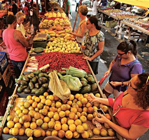 Feiras De Rua Resistem E Acontecem Diariamente Em Diferentes Bairros