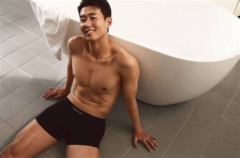 손흥민 속옷 화보에 놀란 英 매체 초현실적인 식스팩 뉴스1
