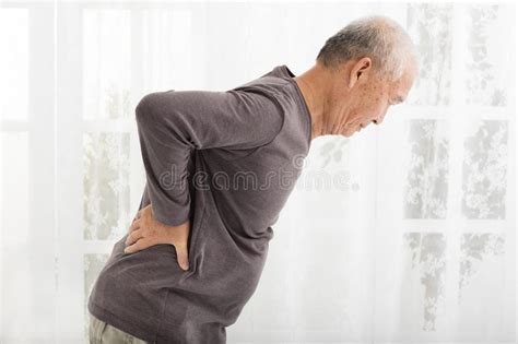 Hombre Mayor Con Del Dolor La Parte Posterior Adentro Imagen De Archivo