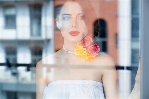 창문 가까이 서 있고 뭔가 보고 아름 다운 젊은 여자의 초상화 가냘픈에 대한 스톡 사진 및 기타 이미지 가냘픈 갈색 머리 개인 장식품 Istock