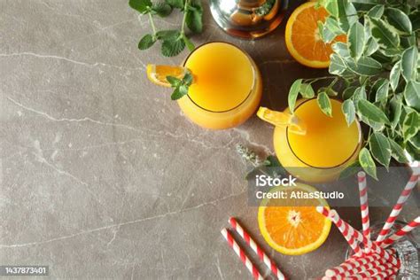 회색 질감의 테이블에 데킬라 일출 칵테일 텍스트를위한 공간 고명에 대한 스톡 사진 및 기타 이미지 고명 과일 노랑 Istock