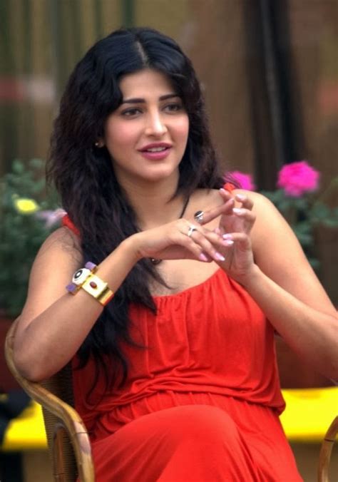 Shruti Hassan Hot In Orange Dress At Ccl Mumbai Heroes Vs Chennai Rhinos Match Chinki Pinki