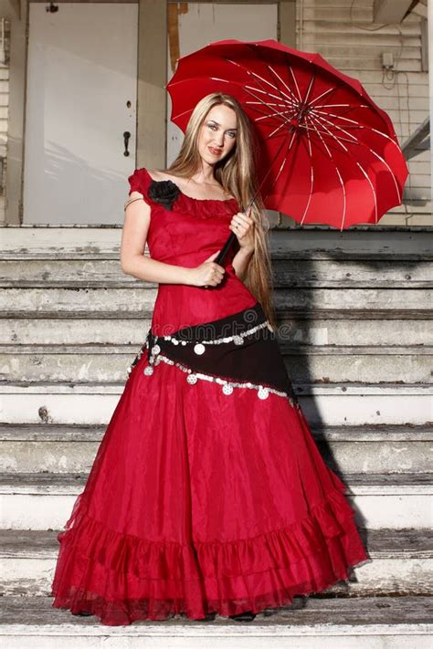 Jonge Vrouw In Rode Kleding Stock Afbeelding Image Of Deur Jong
