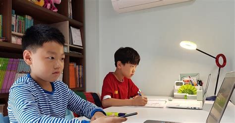 온라인 수업 준비하는 초등학생