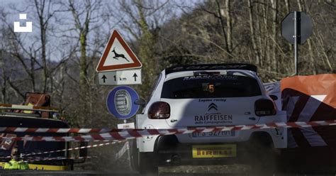 도로에 흰색과 검은 색 경찰차 사진 Unsplash의 무료 자동차 이미지