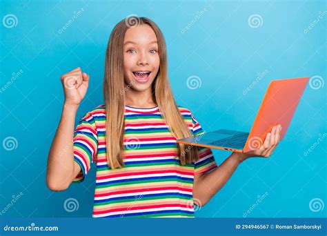 Foto De Uma Garota Esperta Extasiada Vestida Com Camisa Listrada