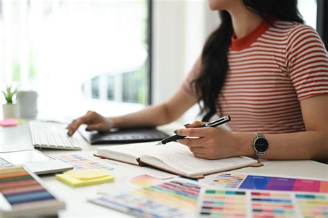 컬러 팔레트로 작업하는 젊은 창조적인 여성 그래픽 스튜디오에서 디자인 프로젝트를 위한 색상 샘플을 선택합니다 20 24세에 대한