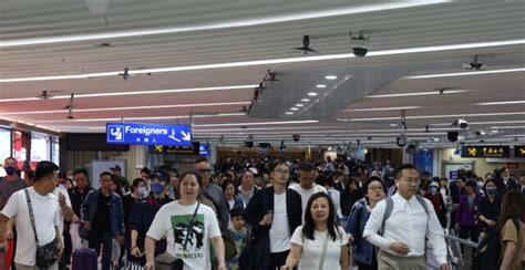 创新高！香港公众假期首日罗湖口岸通关客流超24万人次腾讯新闻