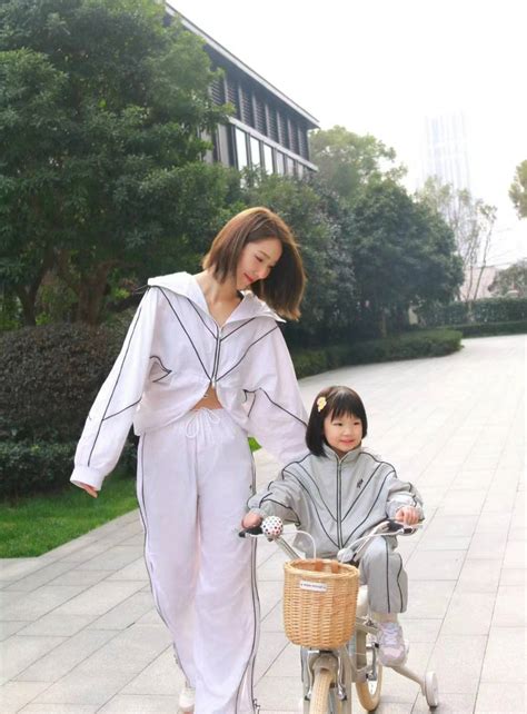 李亚男带俩女儿户外骑行 母女互动温馨有爱 搜狐大视野 搜狐新闻