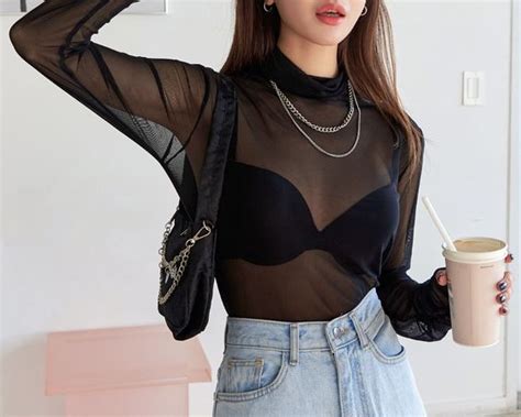 З чим носити прозорий лонгслів восени базові поєднання про які ви маєте знати Читайте на Ukr Net