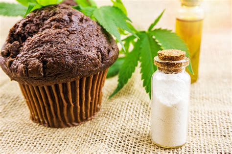 Cbd 크리스탈과 대마초 컵 케이크 머핀cbd 오일과 대마 잎을 분리 칸나비디올에 대한 스톡 사진 및 기타 이미지 칸나비디올