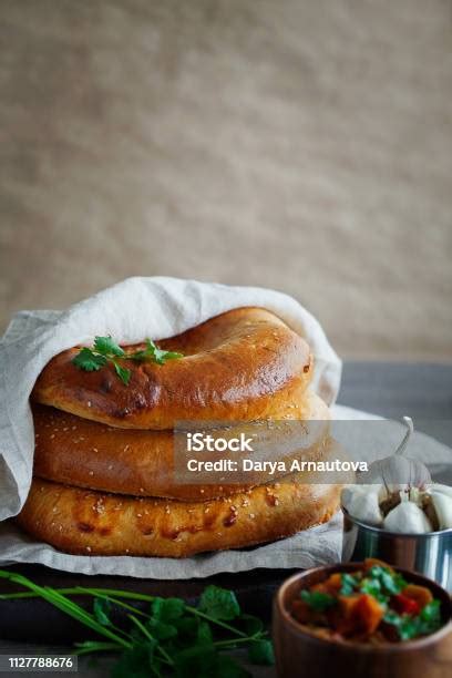 일반적인 전통적인 우즈베크어 라운드 모양 Tandoor 빵 나무 배경에 구운 국가 아시아 식사 음식 빵 공간 복사 0명에 대한