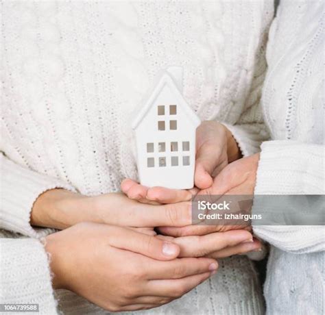 3 대 집 손에 들고입니다 가정 사랑과 따뜻함의 개념입니다 작은 하우스를 유지 하는 따뜻한 스웨터에 다양 한 연령대의 여성 가정 생활에 대한 스톡 사진 및 기타 이미지