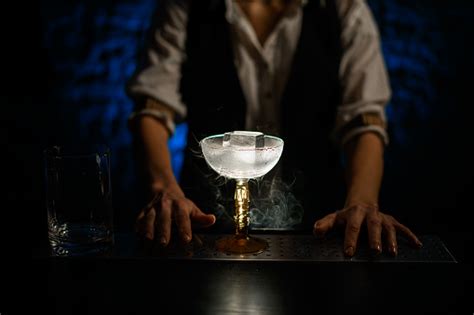 바 카운터에 서 있는 커다란 얼음 조각이 있는 투명한 유리클로즈업 각얼음에 대한 스톡 사진 및 기타 이미지 각얼음 검은색 결정체 Istock