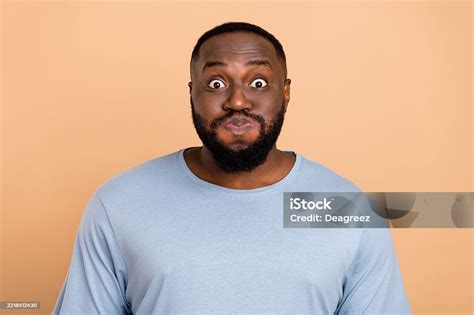 감동 젊은 수염 남자의 사진 베이지 색 배경에 고립 된 공기 착용 파란색 티셔츠를 입습니다 Omg에 대한 스톡 사진 및 기타 이미지 Istock