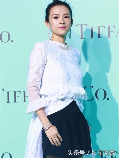 章子怡拖地長裙秀美腿 氣場十足 每日頭條