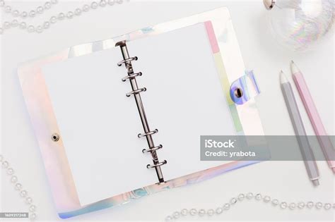 다채로운 그라데이션 색상 표지가 있는 나선형 노트북 무지개 눈부심이 있는 반짝이는 크리스마스 유리 공 텍스트 복사 공간으로 빈