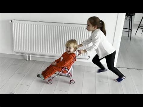 BUĞLEM KARDEŞİNİ BEBEK ARABASINA BİNDİRİP GEZDİRDİ NEREDEYSE