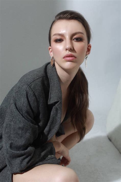 julia r suprise model management