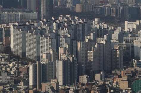 집값 잡히나 수도권 아파트값 2년 6개월만에 하락 전환 머니s