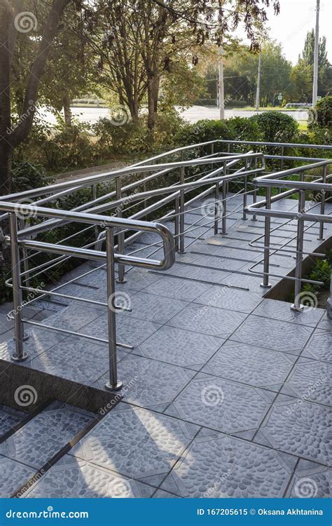 Entrada A La Tienda De La Ciudad Con Rampa Especial Para Personas Discapacitadas Que Usen Silla