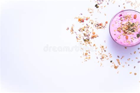 一杯浆果酸奶上面有谷物和水果块平躺着放在白色表面 库存照片 图片 包括有 新鲜 玻璃 193780718