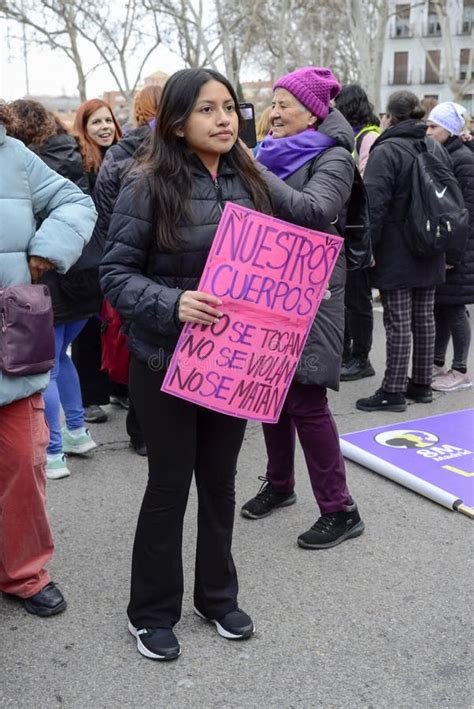 Una Mujer Con Un Afiche Que Dice Que Nuestros Cuerpos No Se Tocan No