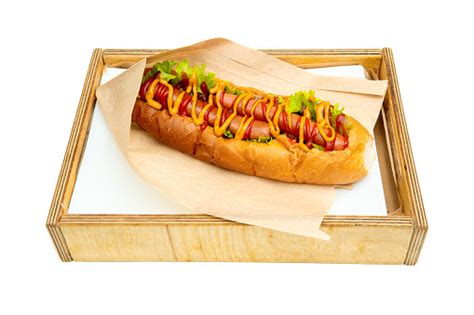 토마토 케첩과 흰 배경에 겨자를 곁들인 샐러드와 오이를 곁들인 핫도그 가볍고 아름다운 패스트 푸드 컷아웃에 대한 스톡 사진 및