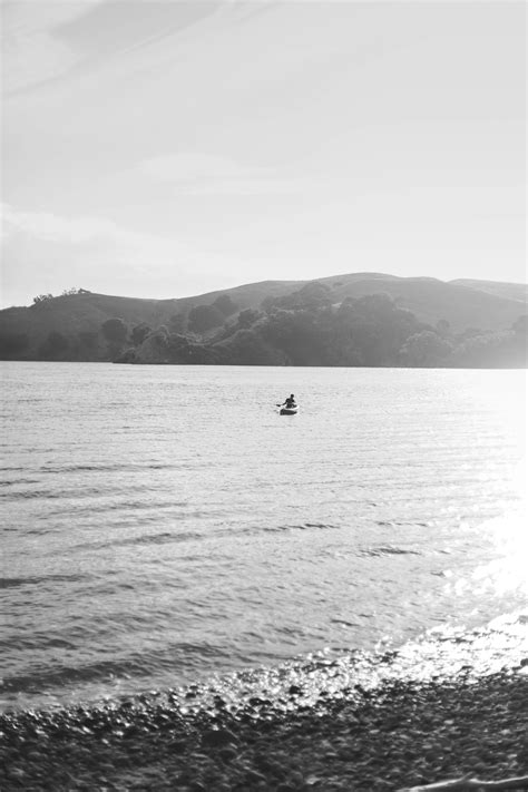 뉴질랜드 바다 블랙 앤 화이트 사람 수직 쐈어 카누 코로만 델 반도 해변 해안에 관한 무료 스톡 사진