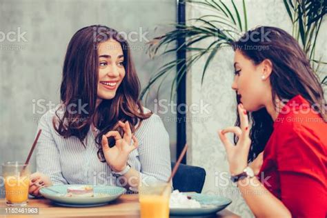 카페에서 함께 케이크와 주스를 즐기는 두 명의 아름 다운 청 녀 들 2명에 대한 스톡 사진 및 기타 이미지 2명 남유럽 후예 레스토랑 Istock