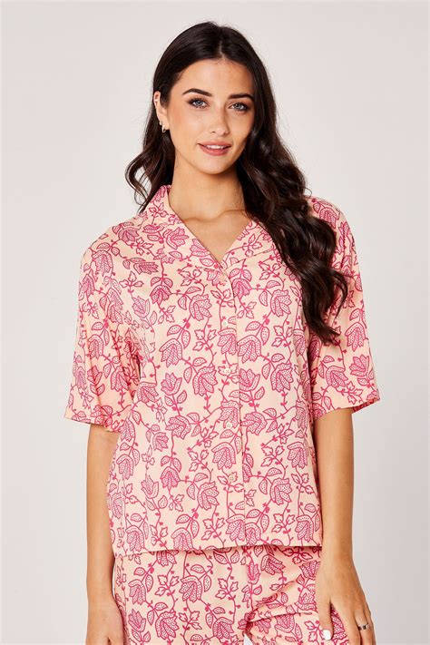 بيجاما بطبعة الزهور