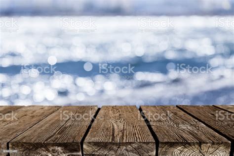 배경에서 Defocused 바다 물으로 빈 소박한 나무 테이블 0명에 대한 스톡 사진 및 기타 이미지 0명 고풍스런