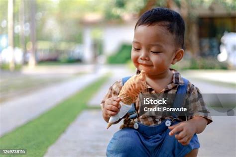 아시아 유아 소년 아이 재생 아웃도어 아이스크림에 대한 스톡 사진 및 기타 이미지 아이스크림 아이 먹기 Istock