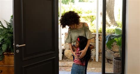 Menina de raça mista aproveitando seu tempo em casa parada em um