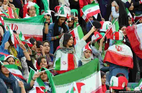تصاویری از حضور تماشاگران زن در بازی ایران و کامبوج