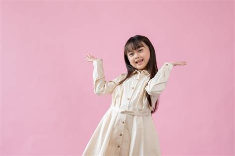 Ein Süßes Kleines Asiatisches Mädchen Steht Mit Erhobenen Händen Und Offenen Handflächen Und